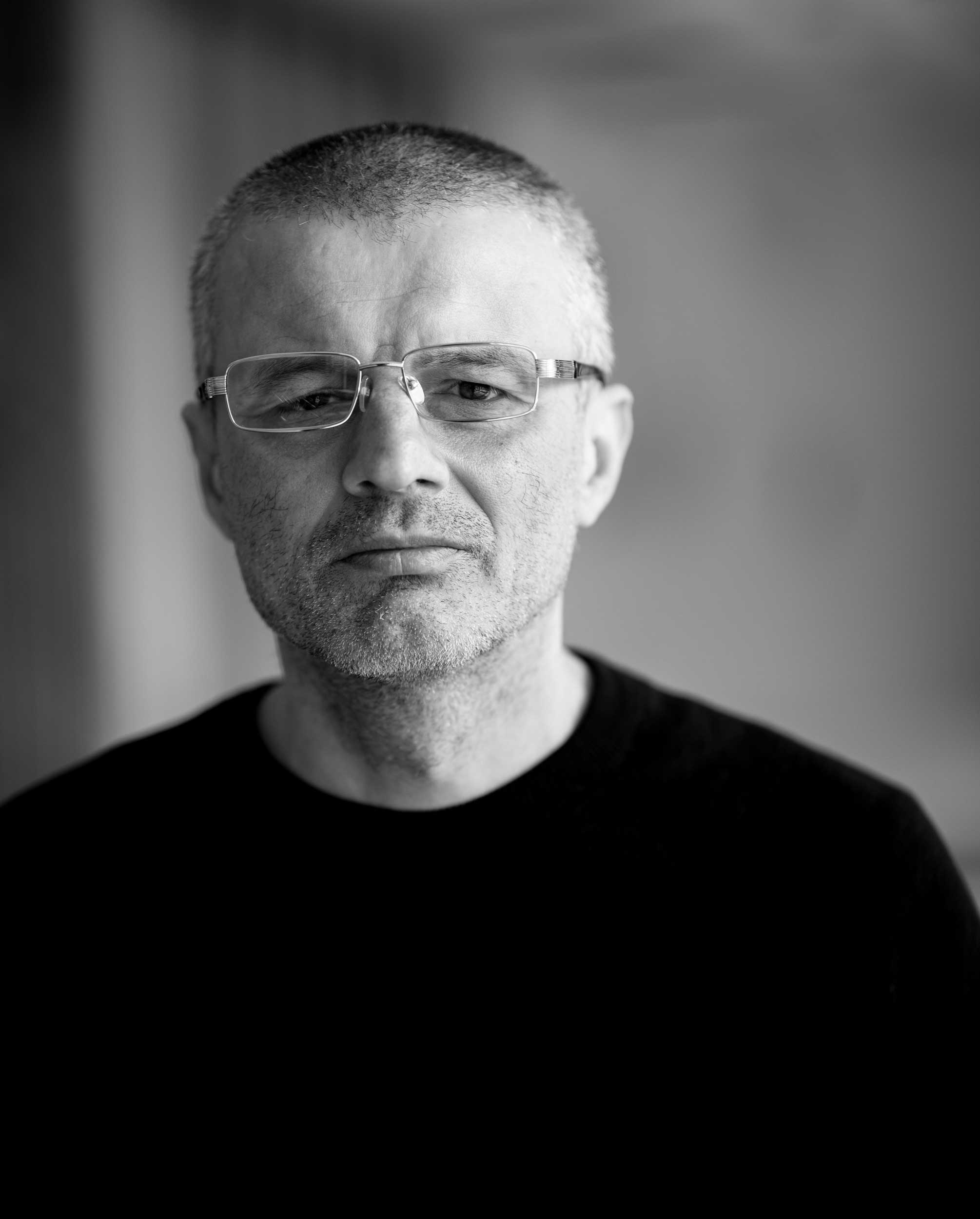 Adrian Schiop - TEXT/RAHMEN
